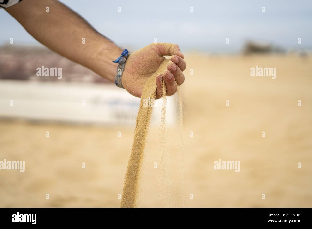 Sand falling through a hand hi-res stock photography and images - Alamy