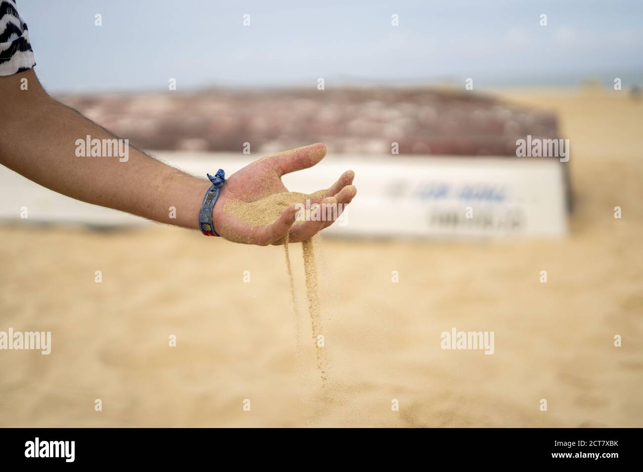 Sand falling through hand hi-res stock photography and images - Alamy