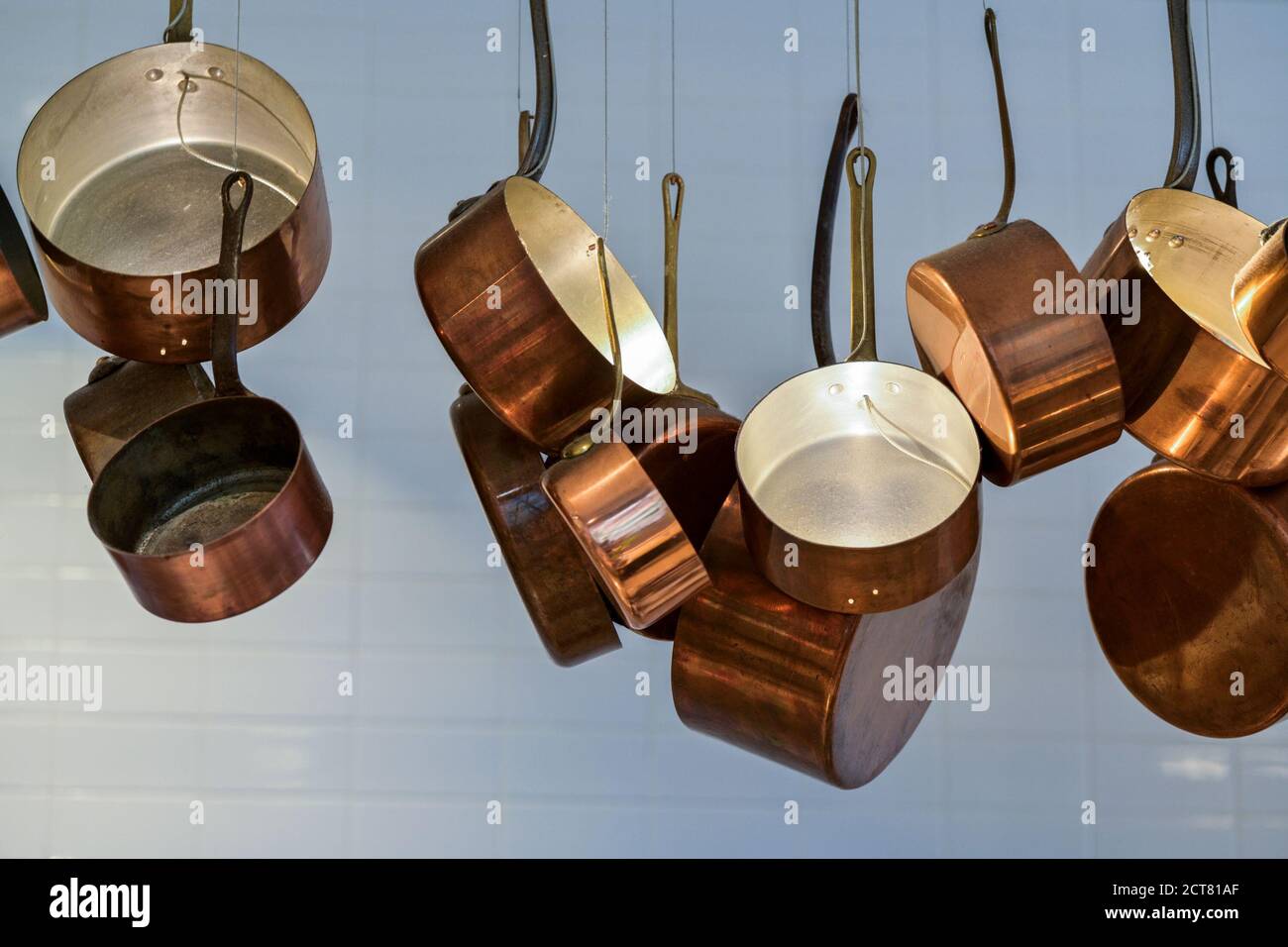 Copper pots and pans hi-res stock photography and images - Alamy