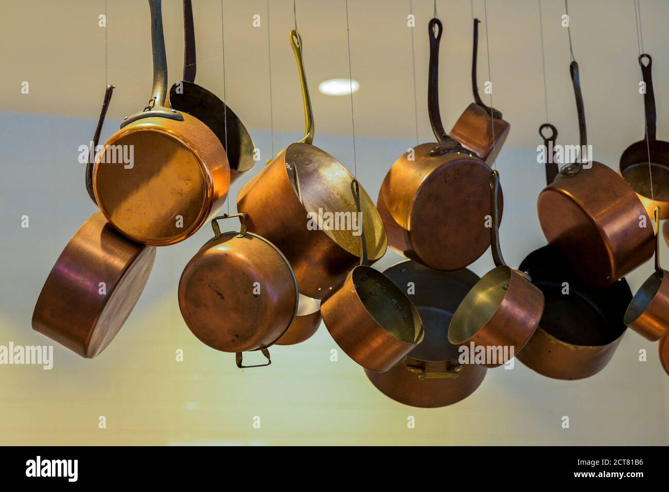 Copper pots and pans hi-res stock photography and images - Alamy