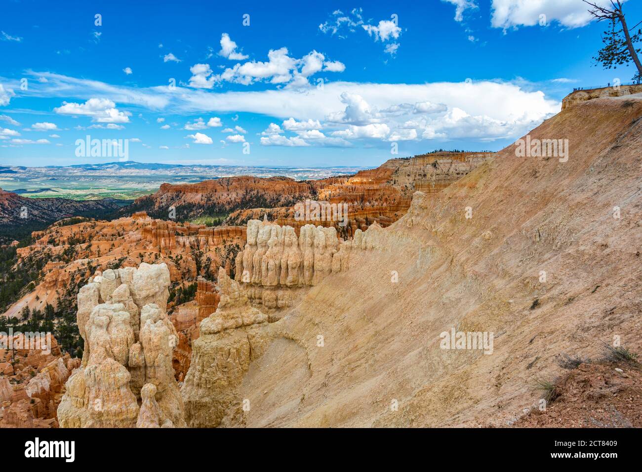 Inspiration Point lookout in Bryce Canyon National Park in Utah Stock ...