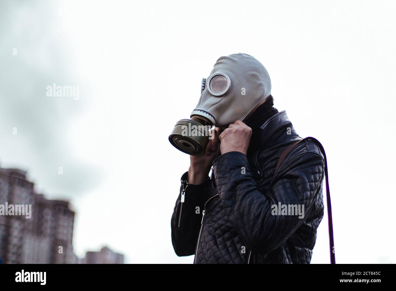 Man wearing a gas mask hi-res stock photography and images - Alamy