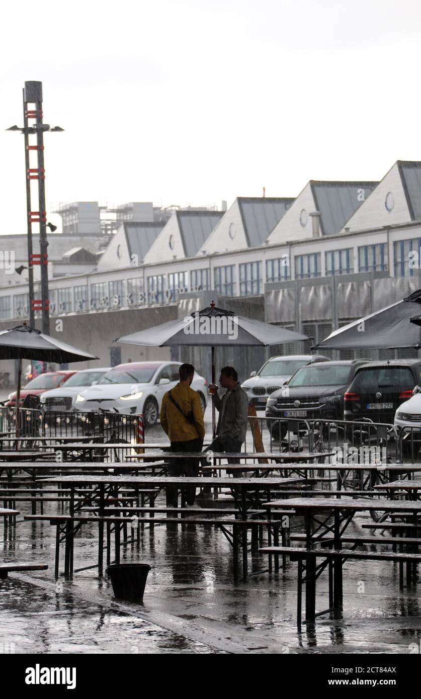 Drinking beer in the rain hi-res stock photography and images - Alamy
