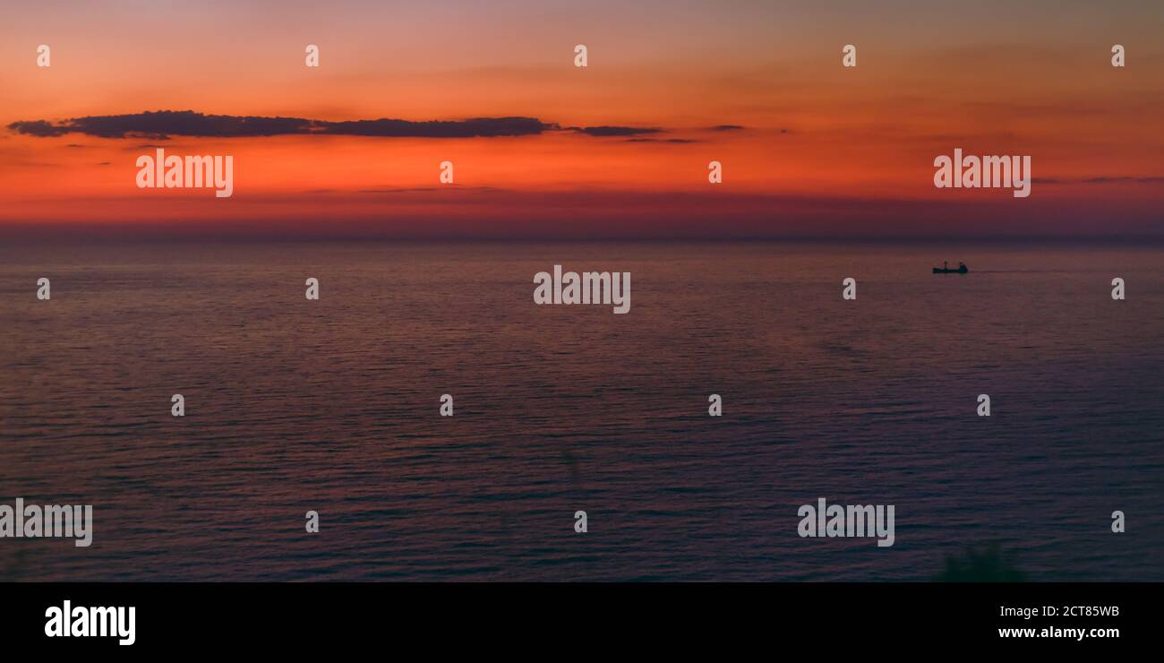Mesmerizing shot ocean wave hi-res stock photography and images - Alamy