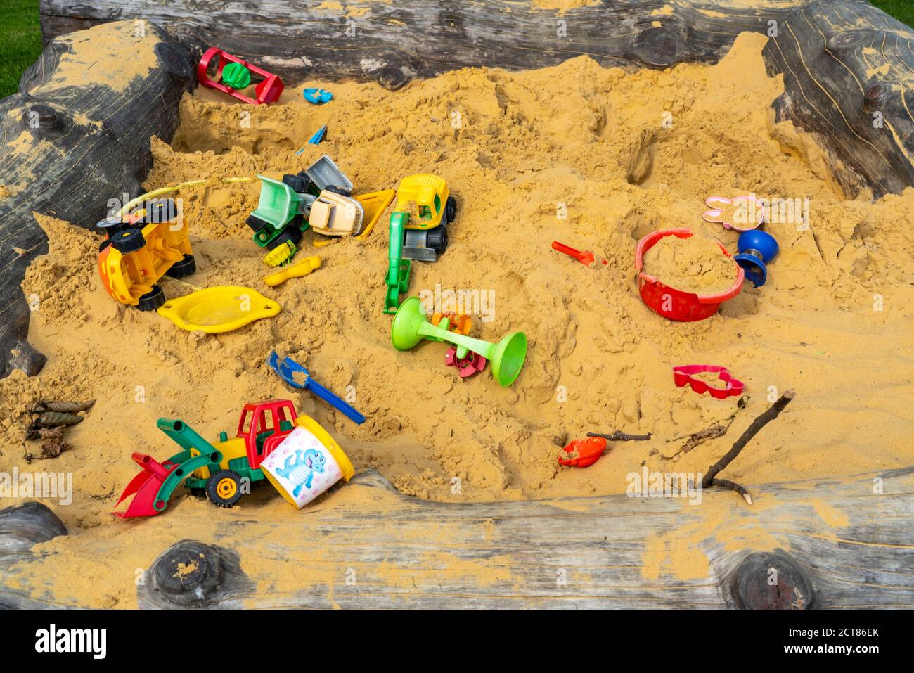 Childrens shovels hi-res stock photography and images - Alamy