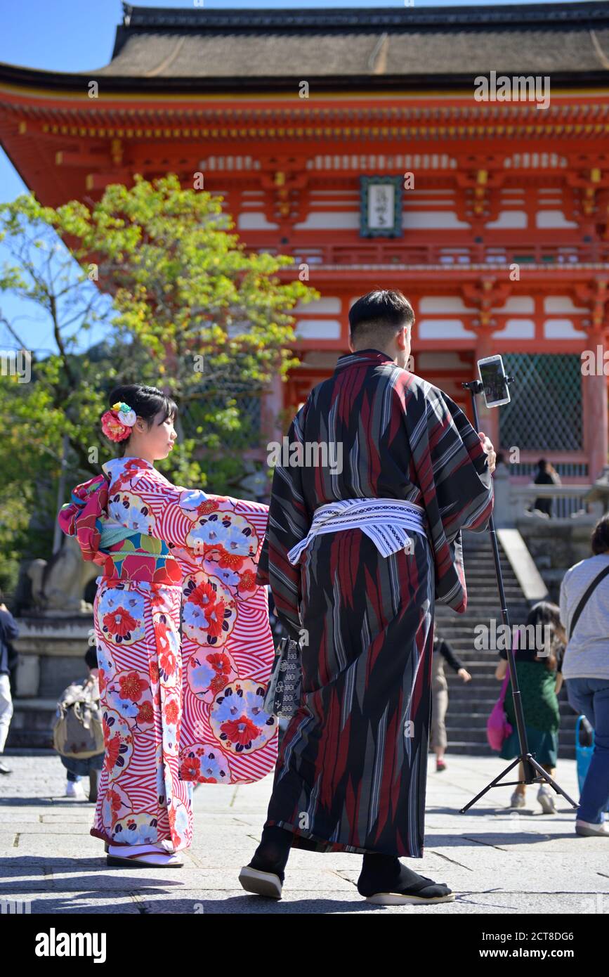 A young japanese couple taking a selfie at the Niomon (deva gate) at ...