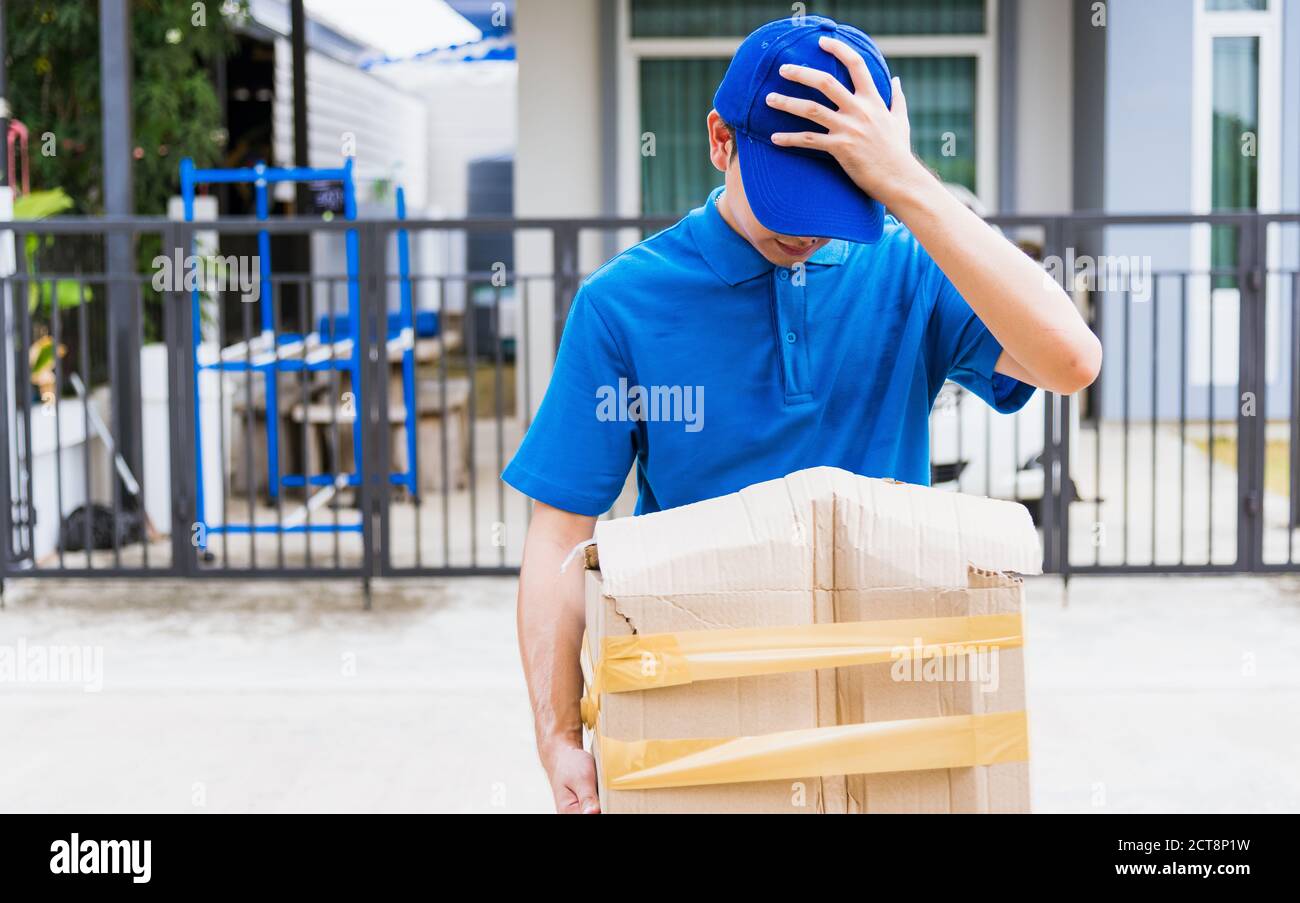 Delivery man parcel damage hi-res stock photography and images - Alamy