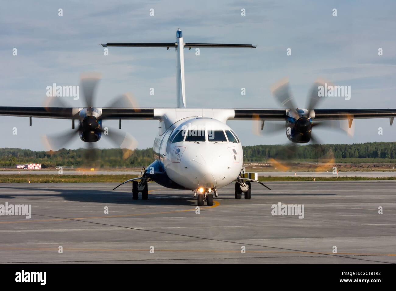 Taxiing an airplane hi-res stock photography and images - Alamy