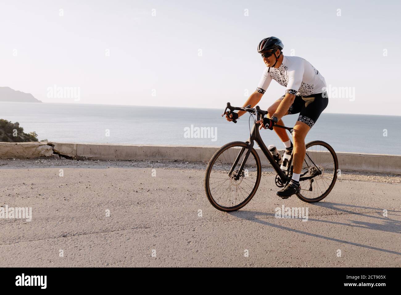 Man mountain bike muscular hi-res stock photography and images - Alamy