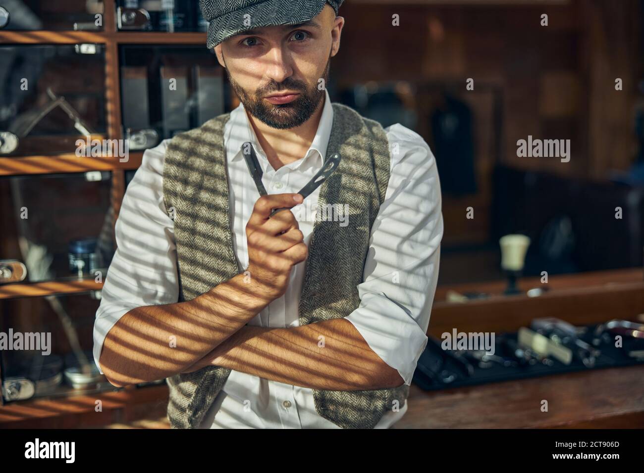Professional barber posing with a straight razor Stock Photo - Alamy