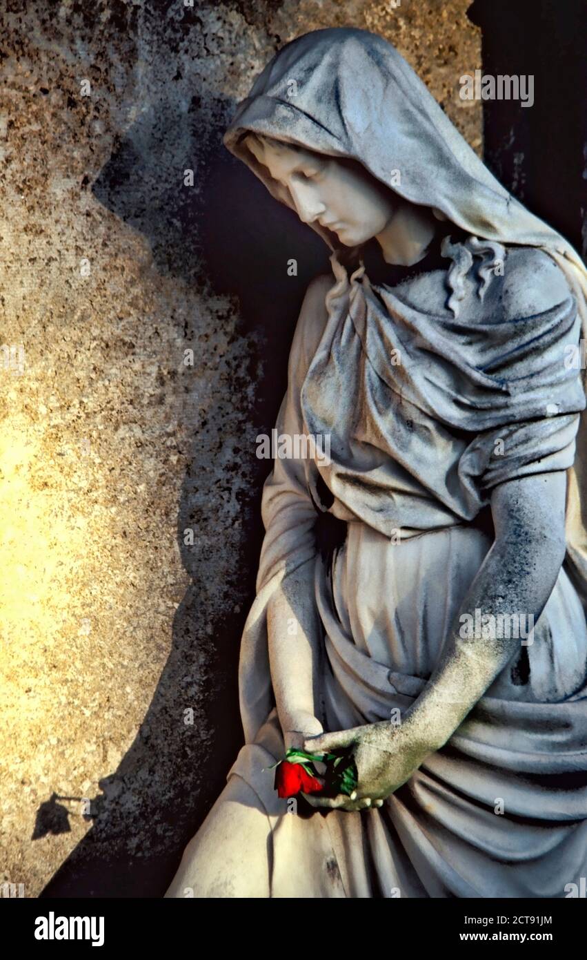 Red statue sculpture hi-res stock photography and images - Alamy