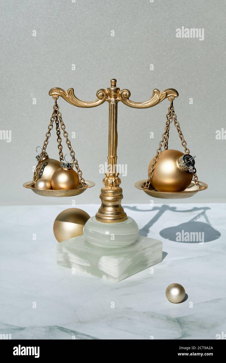 Shadow scale hi-res stock photography and images - Alamy