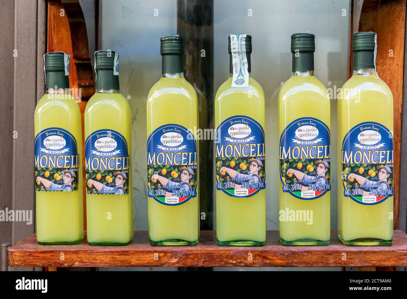 Limoncello bottle hi-res stock photography and images - Alamy