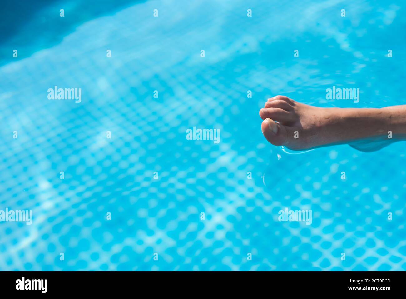 Feet in swimming pool hi-res stock photography and images - Alamy