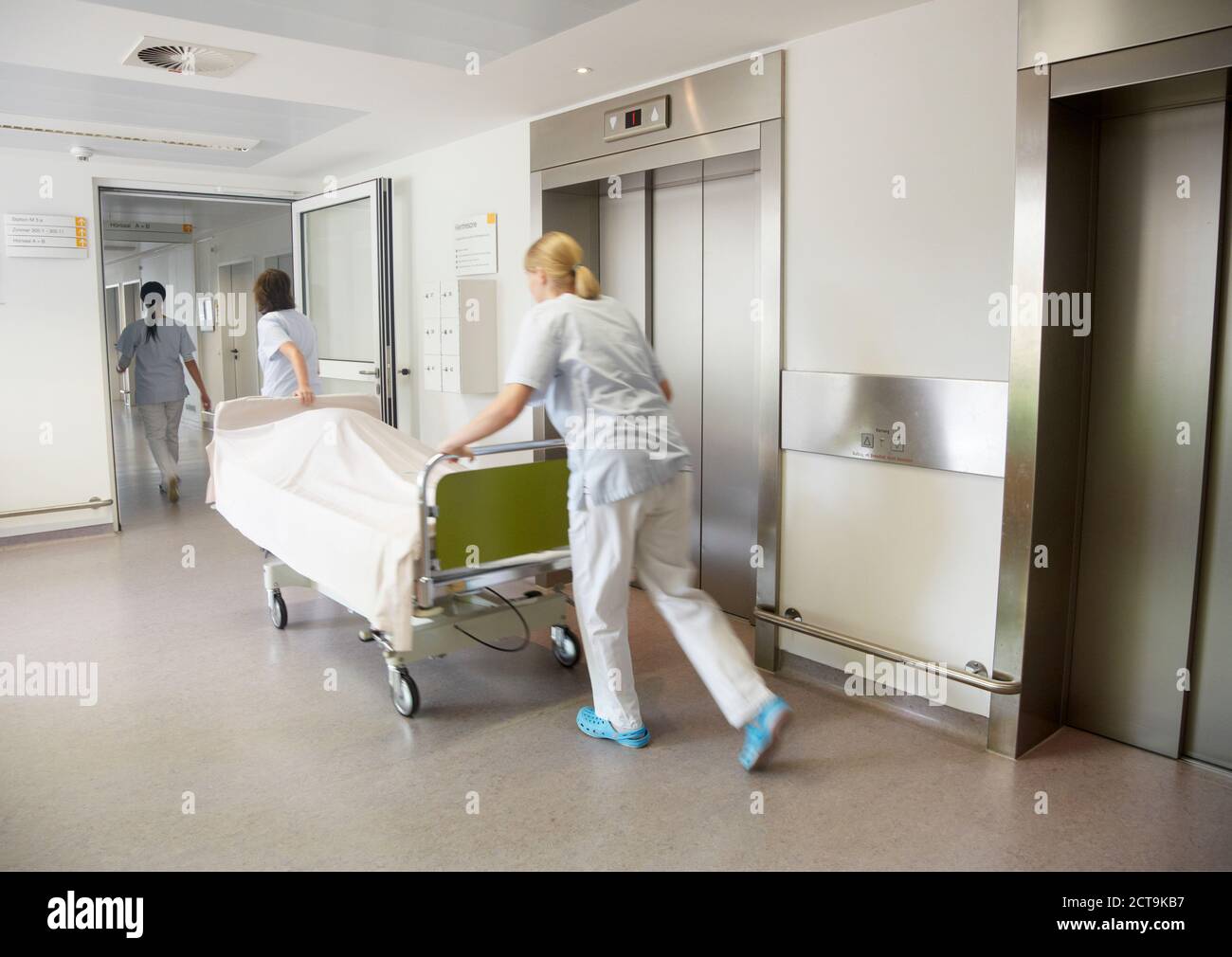 Nurses moving hospital bed hi-res stock photography and images - Alamy