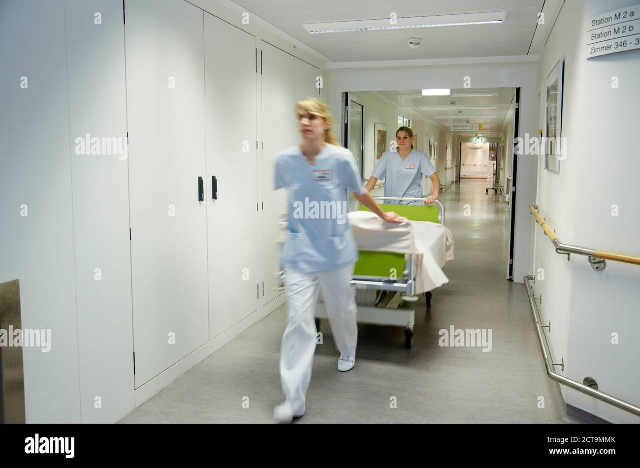 Nurses moving hospital bed hi-res stock photography and images - Alamy