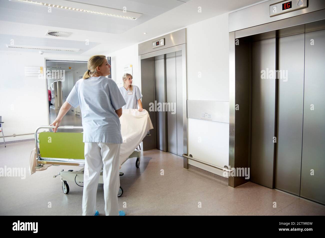 Nurses moving hospital bed hi-res stock photography and images - Alamy