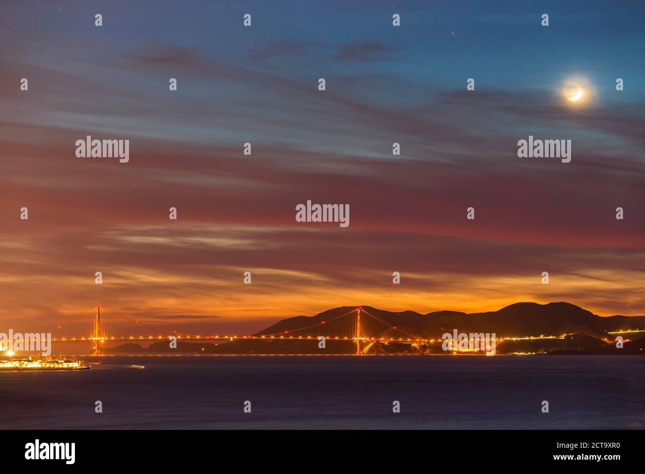 Moon gate bridge hi-res stock photography and images - Alamy