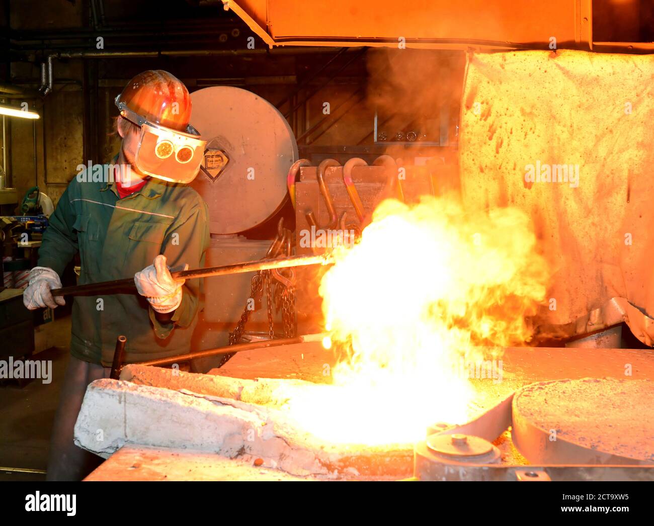 Foundry iron worker hi-res stock photography and images - Alamy