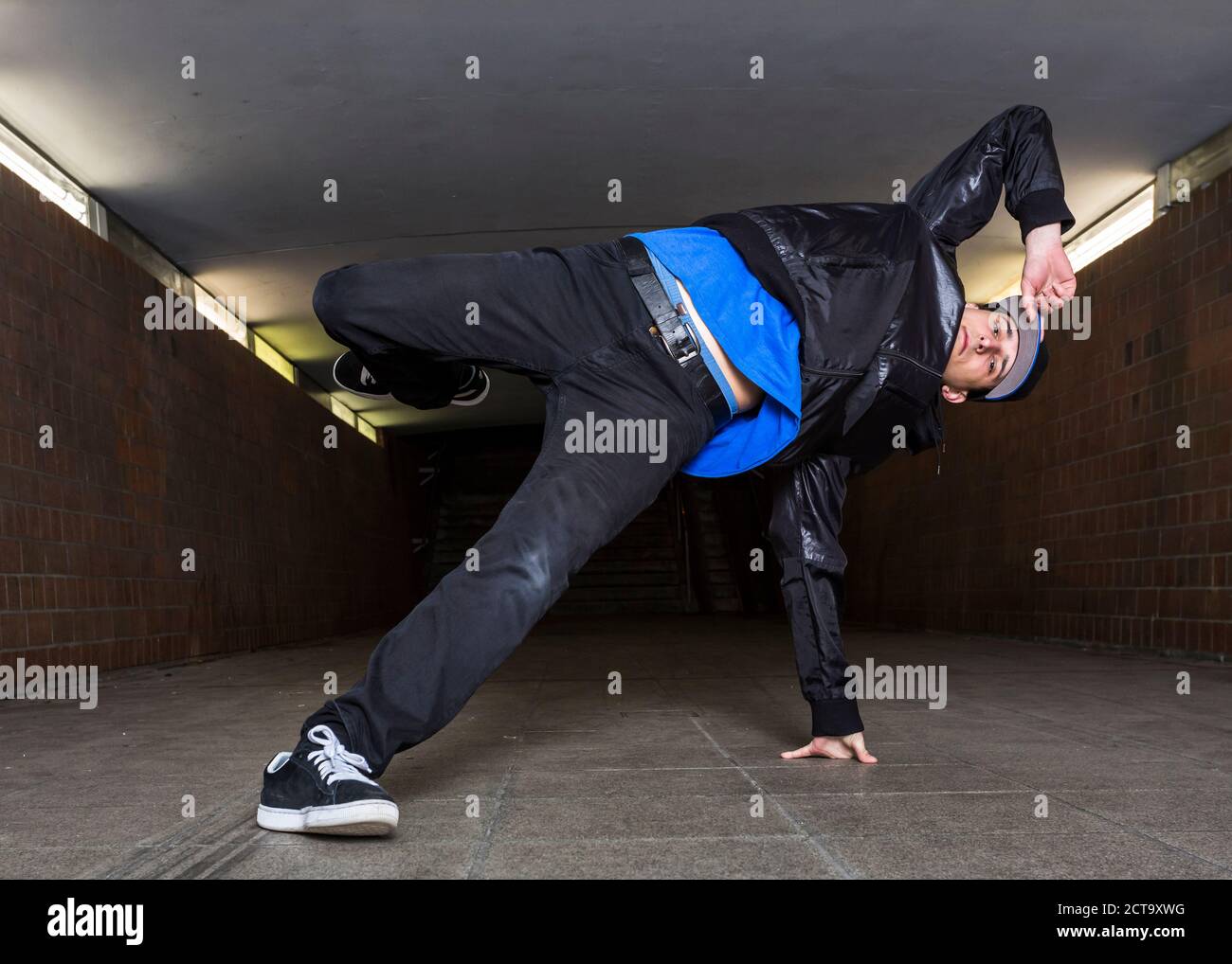 Breakdancer hi-res stock photography and images - Alamy