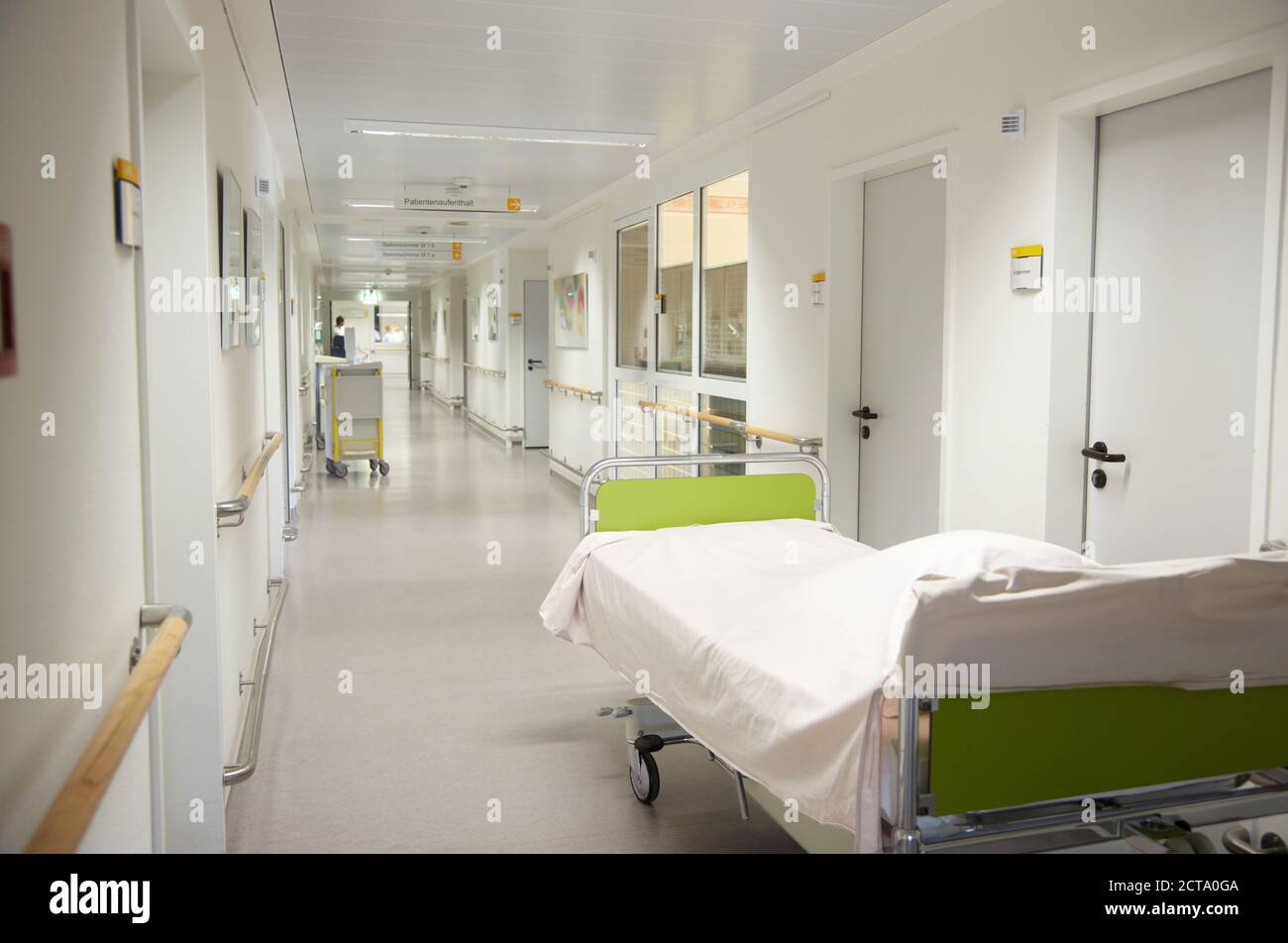 Empty bed in hospital ward hi-res stock photography and images - Alamy