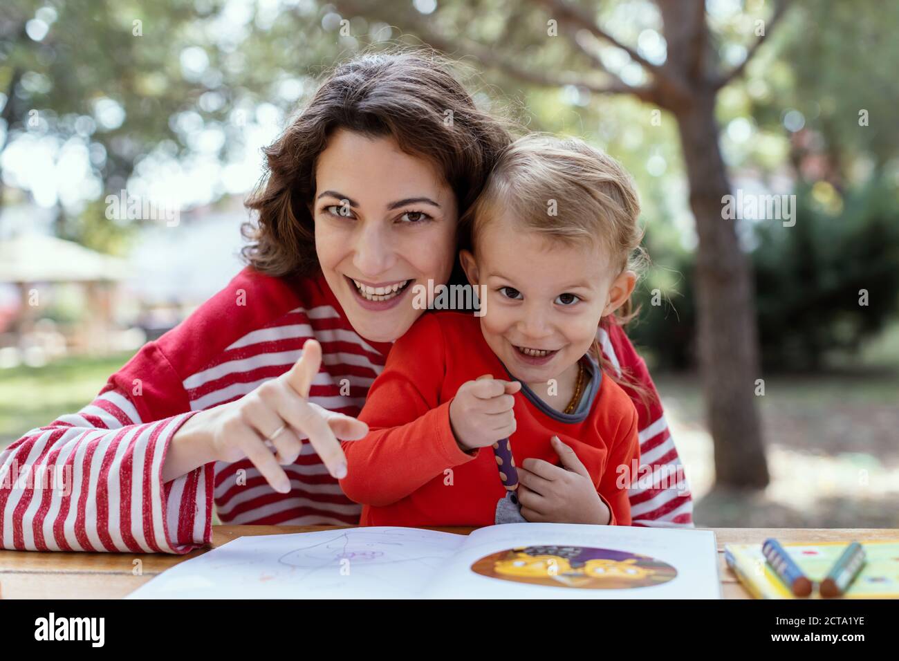 Pointing at tree mother child hi-res stock photography and images - Alamy