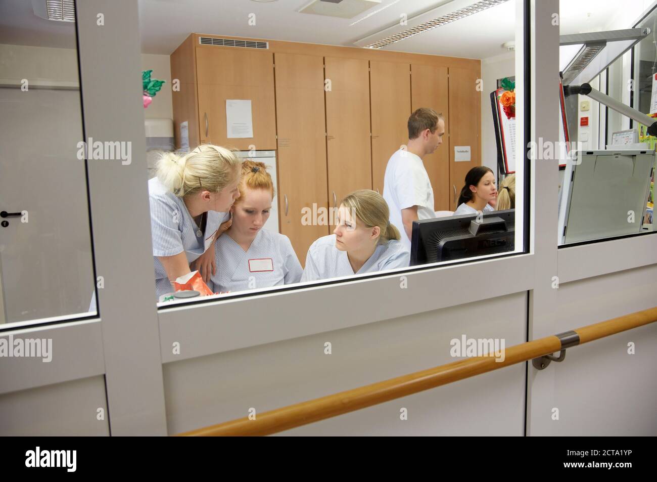 Nurses station hi-res stock photography and images - Alamy