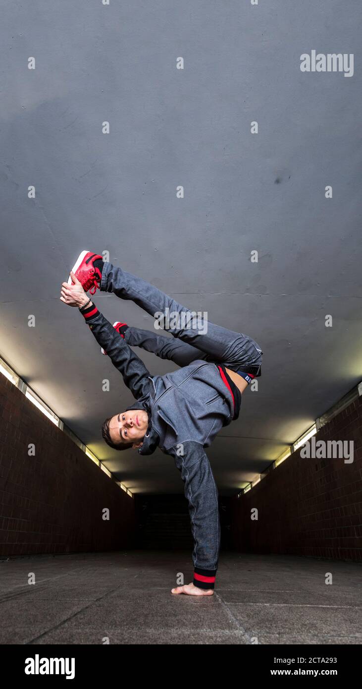 Break dancer hi-res stock photography and images - Alamy