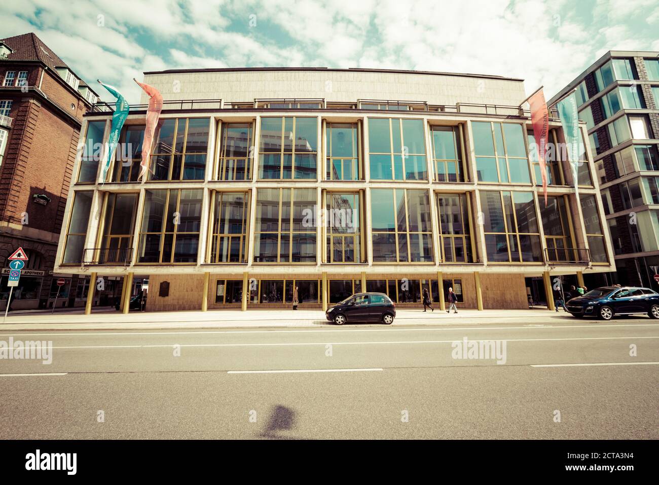 Opera house hamburg hi-res stock photography and images - Alamy