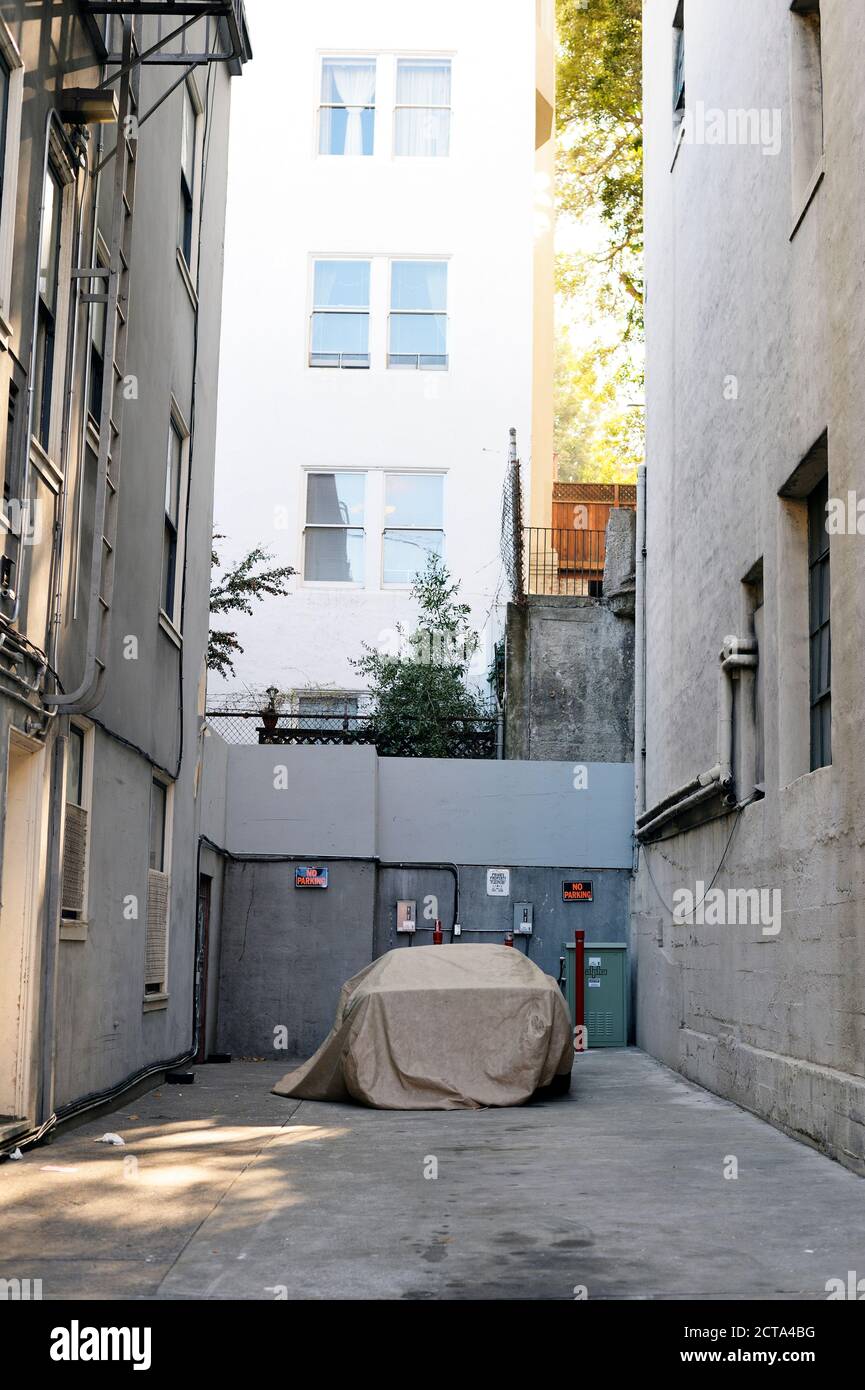 Car in backyard hi-res stock photography and images - Alamy