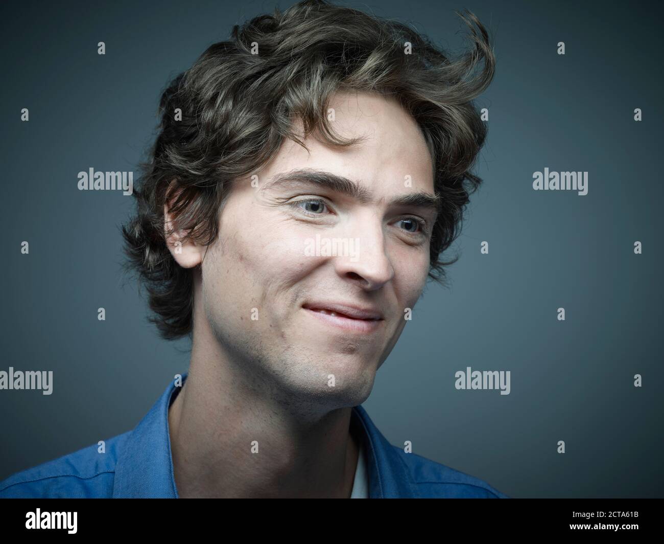 Dark grey background hi-res stock photography and images - Alamy