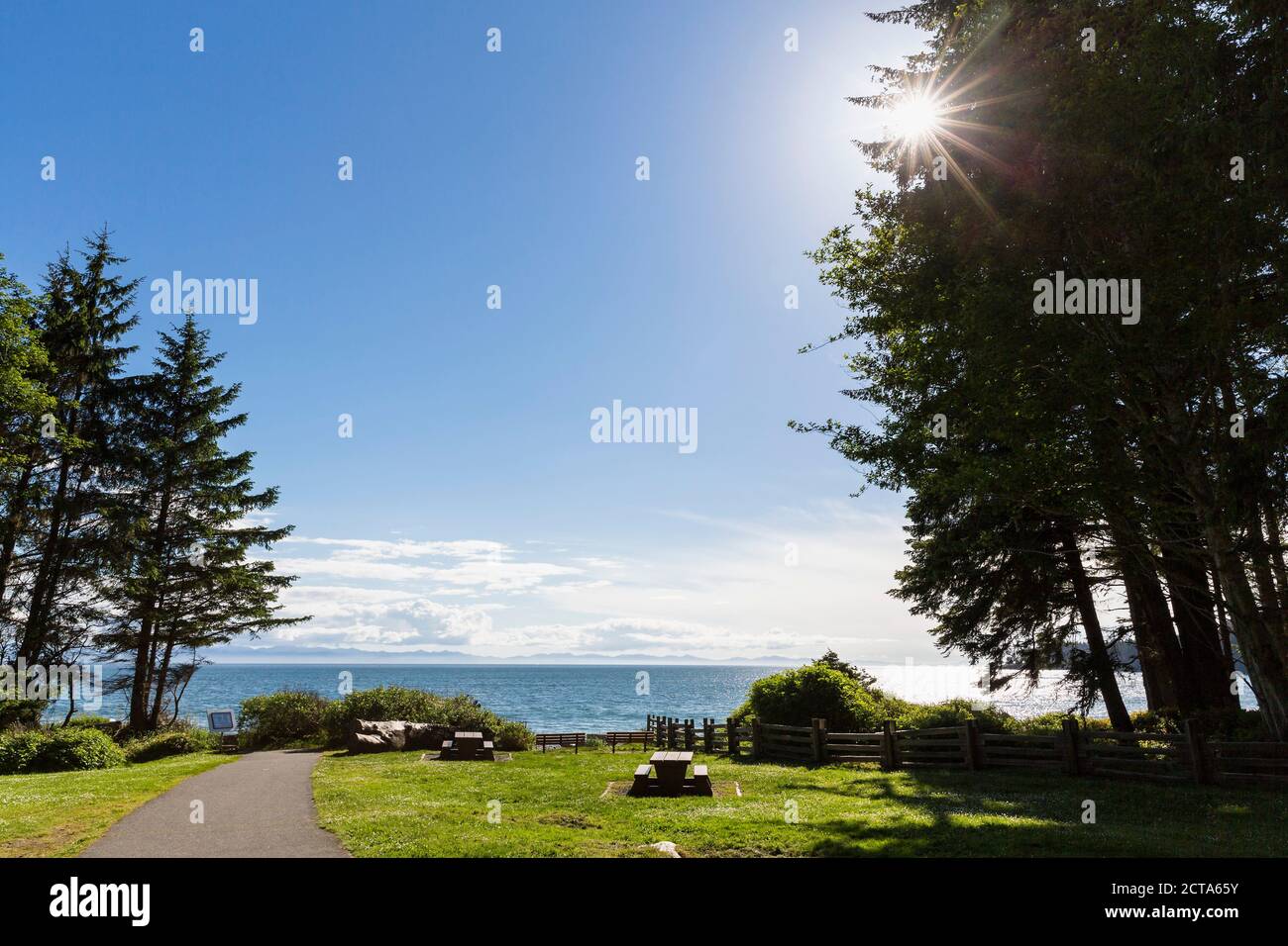 Picnic area at french beach provincial park hi-res stock photography ...