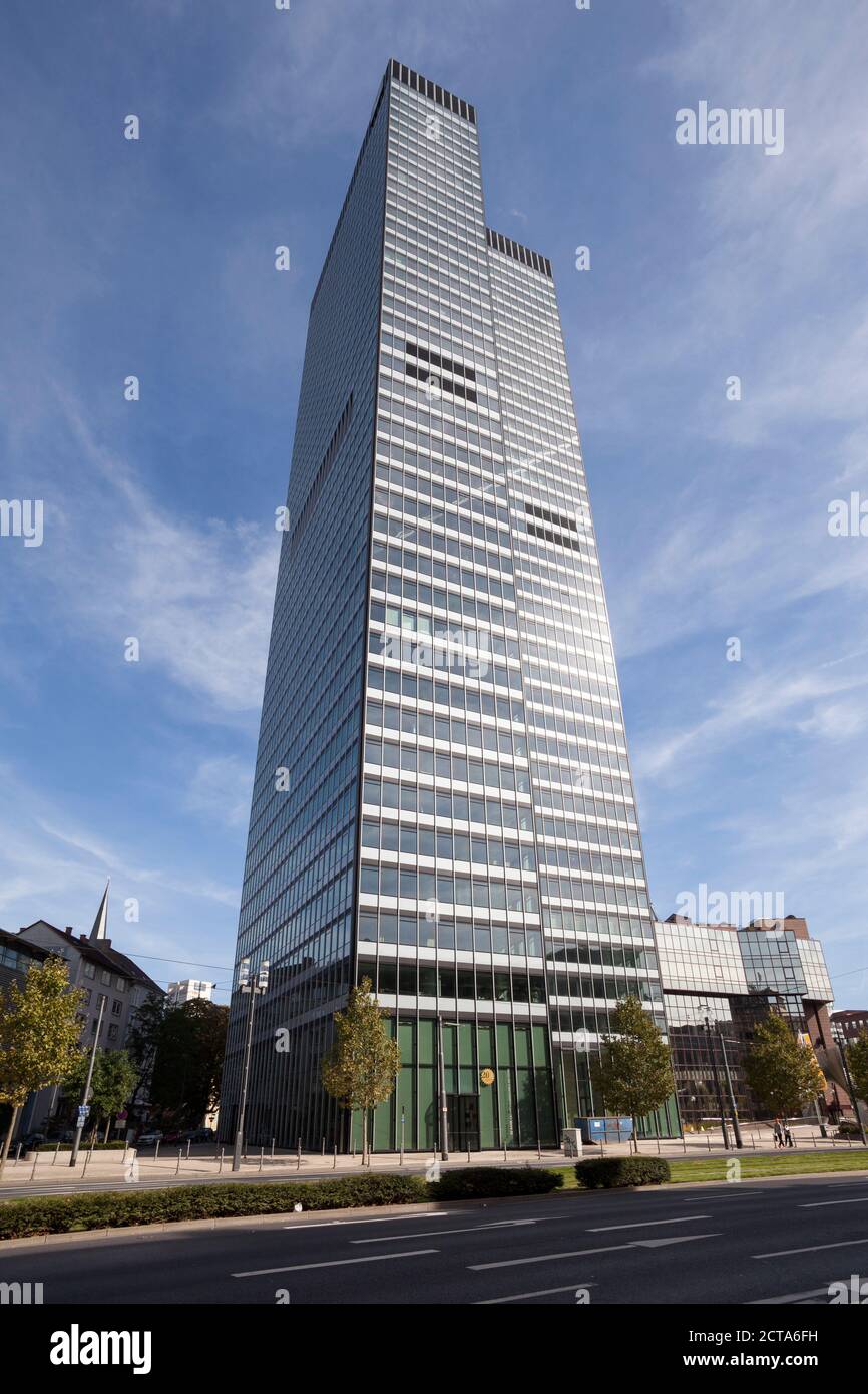 Facade of an office tower with tree hi-res stock photography and images ...