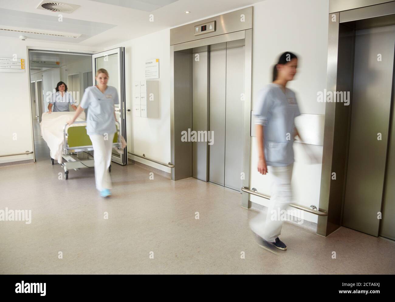 Nurses moving hospital bed hi-res stock photography and images - Alamy