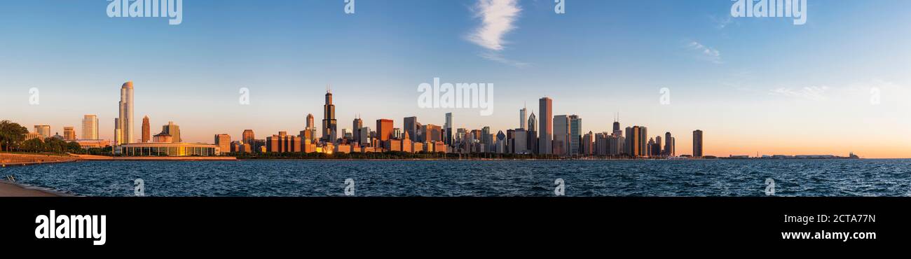 Chicago skyline at dawn hi-res stock photography and images - Alamy