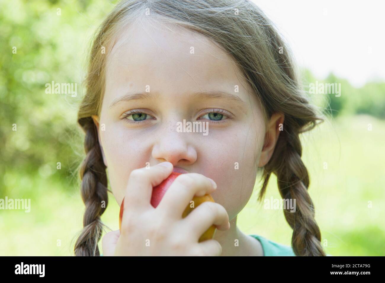 Girl eating apple child hi-res stock photography and images - Alamy
