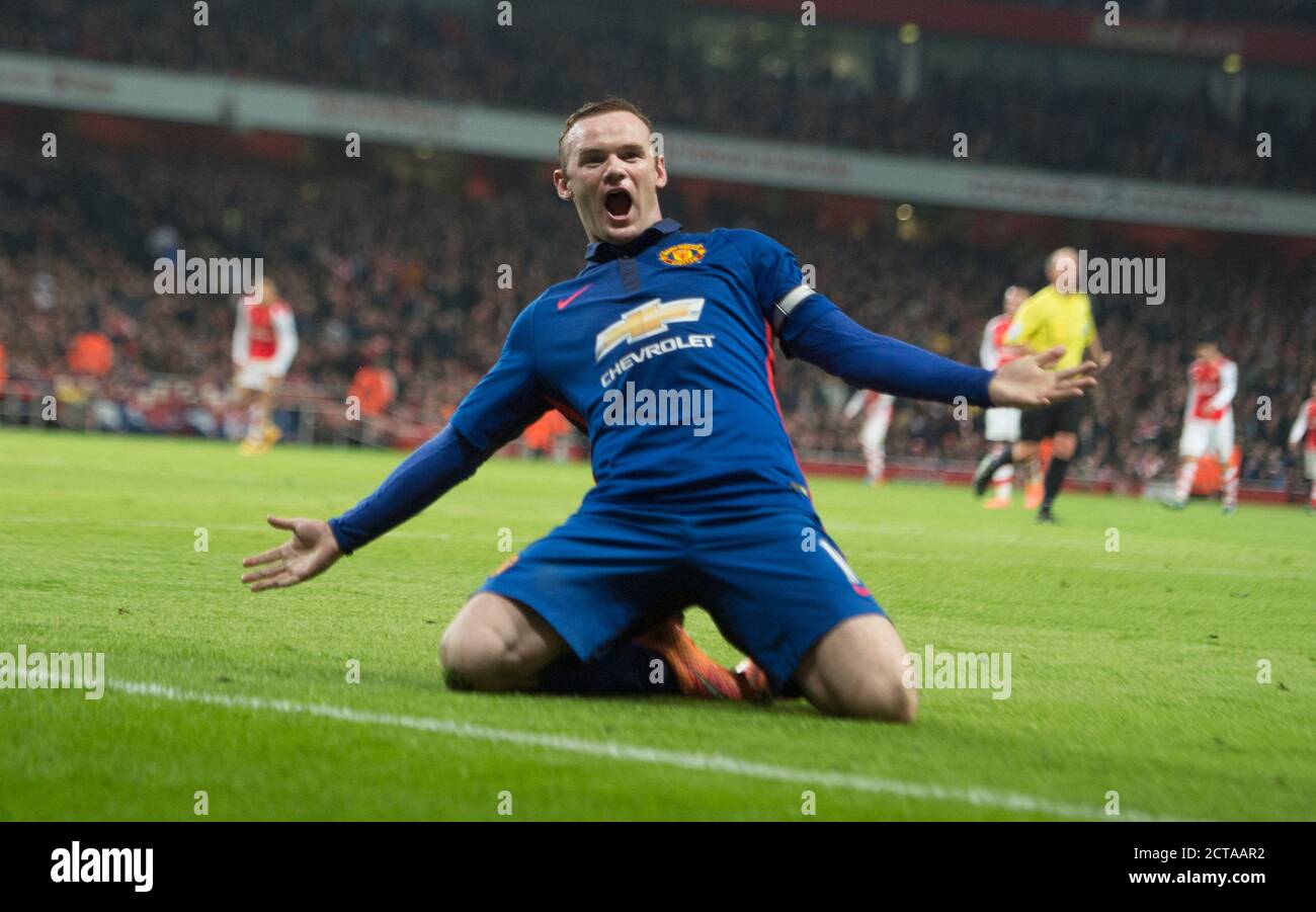 Manchester wayne rooney celebrates scoring hi-res stock photography and ...