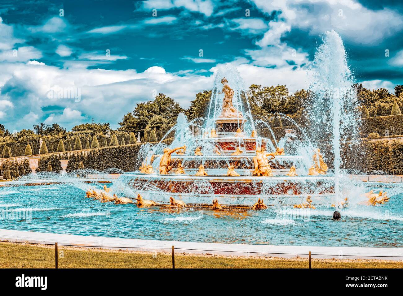 Versailles palace exterior sun hi-res stock photography and images - Alamy
