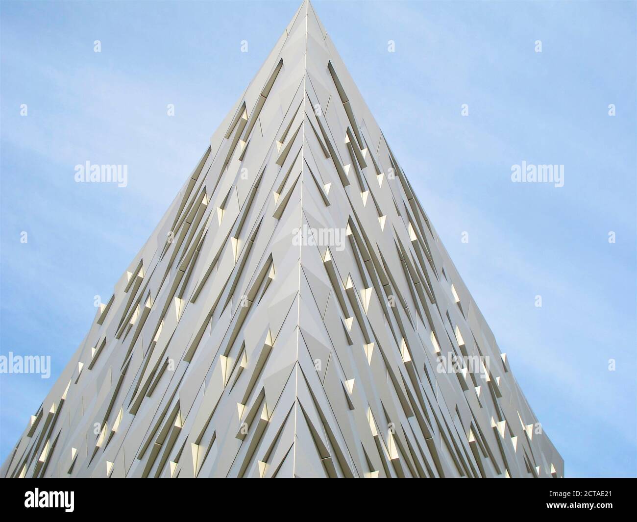 Sharp corner building hi-res stock photography and images - Alamy