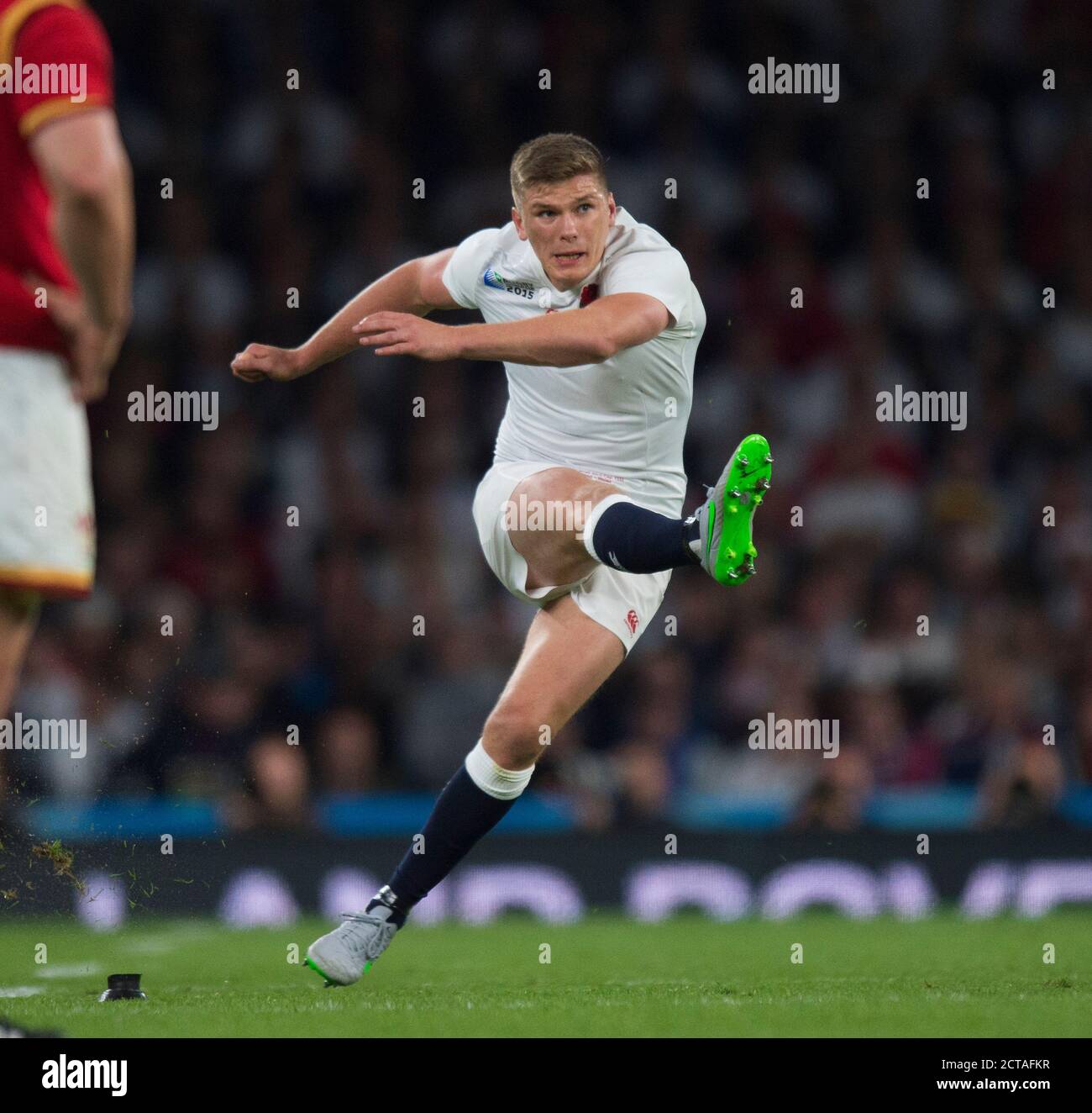 Owen Farrell kicks a penalty. England v Wales Rugby World Cup 2015 ...