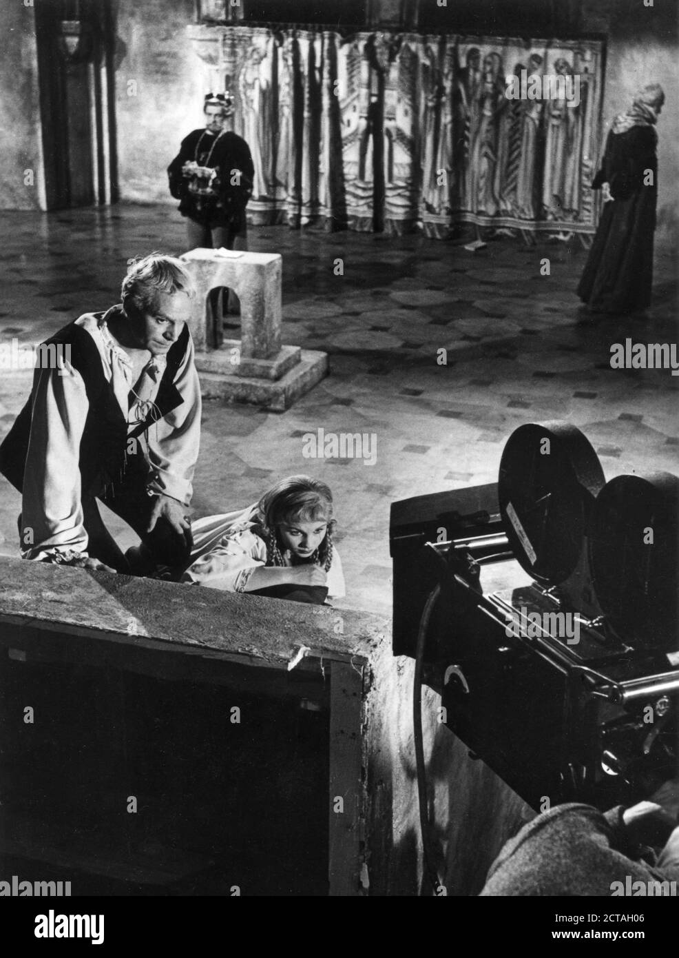 LAURENCE OLIVIER JEAN SIMMONS BASIL SYDNEY and FELIX AYLMER on set candid during filming of ...