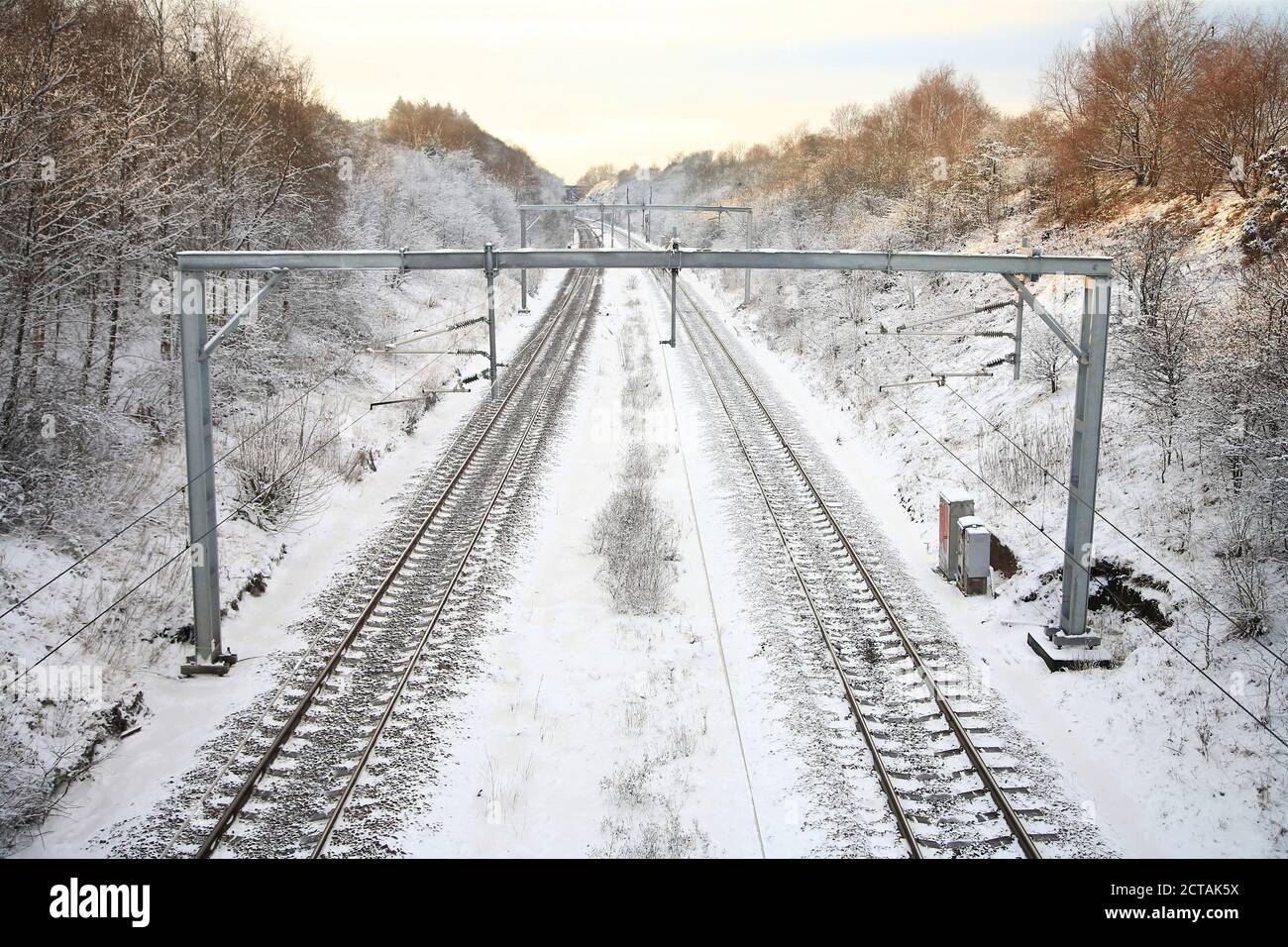 Snow covered train tracks hi-res stock photography and images - Alamy