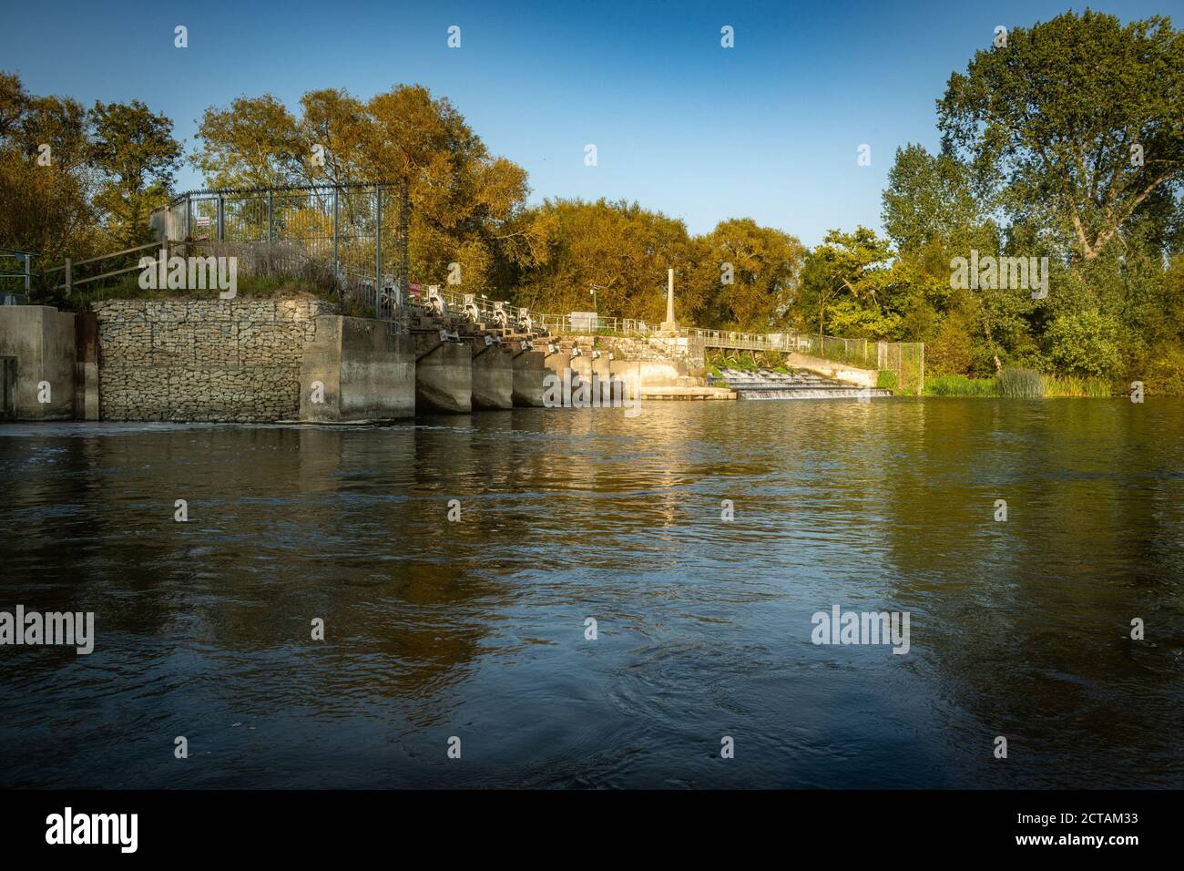 Sandford-on-Thames, Oxfordshire, UK. 21 September, 2020. Hiking along ...