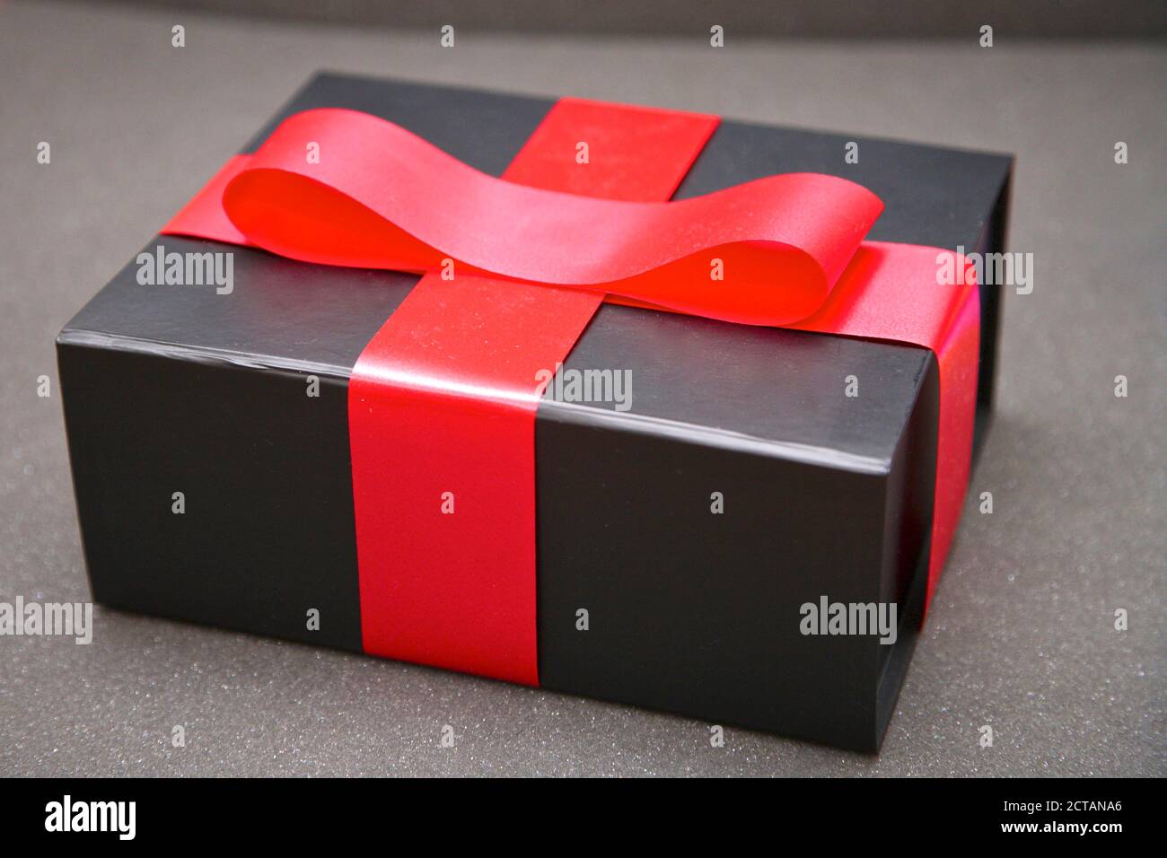 Black present box hi-res stock photography and images - Alamy