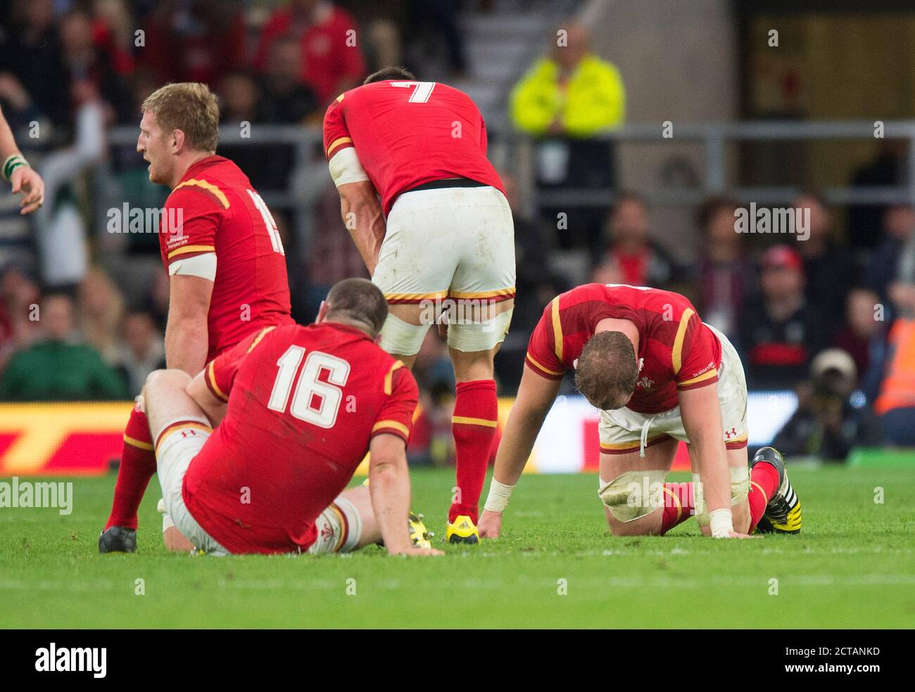 A DEJECTED WELSH TEAM AS THEY ARE BEATEN 23-19 BY SOUTH AFRICA Wales v ...
