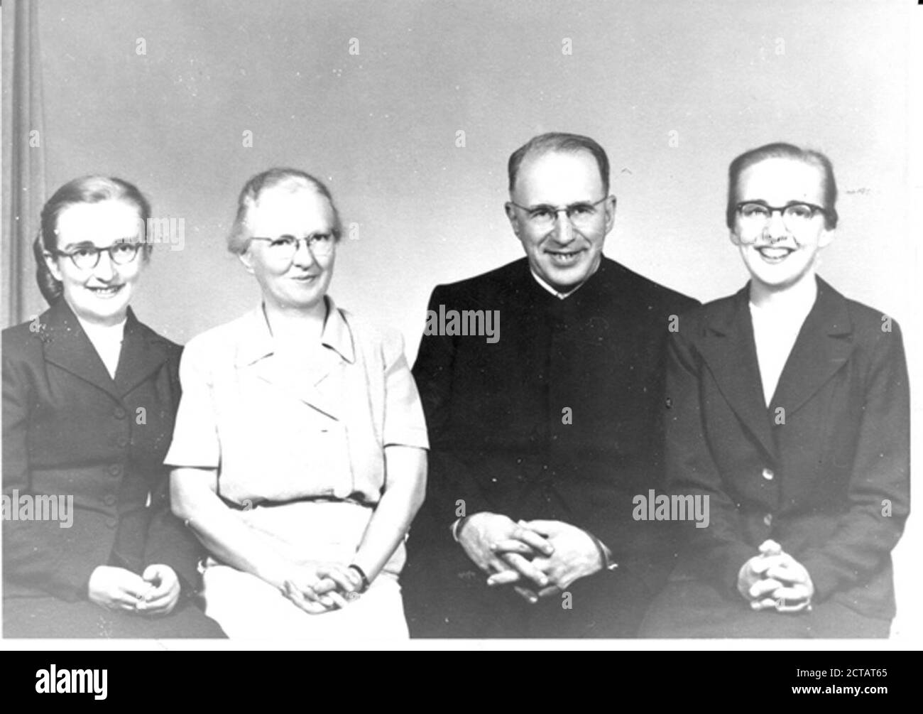 Their daughters mary and elizabeth hi-res stock photography and images ...