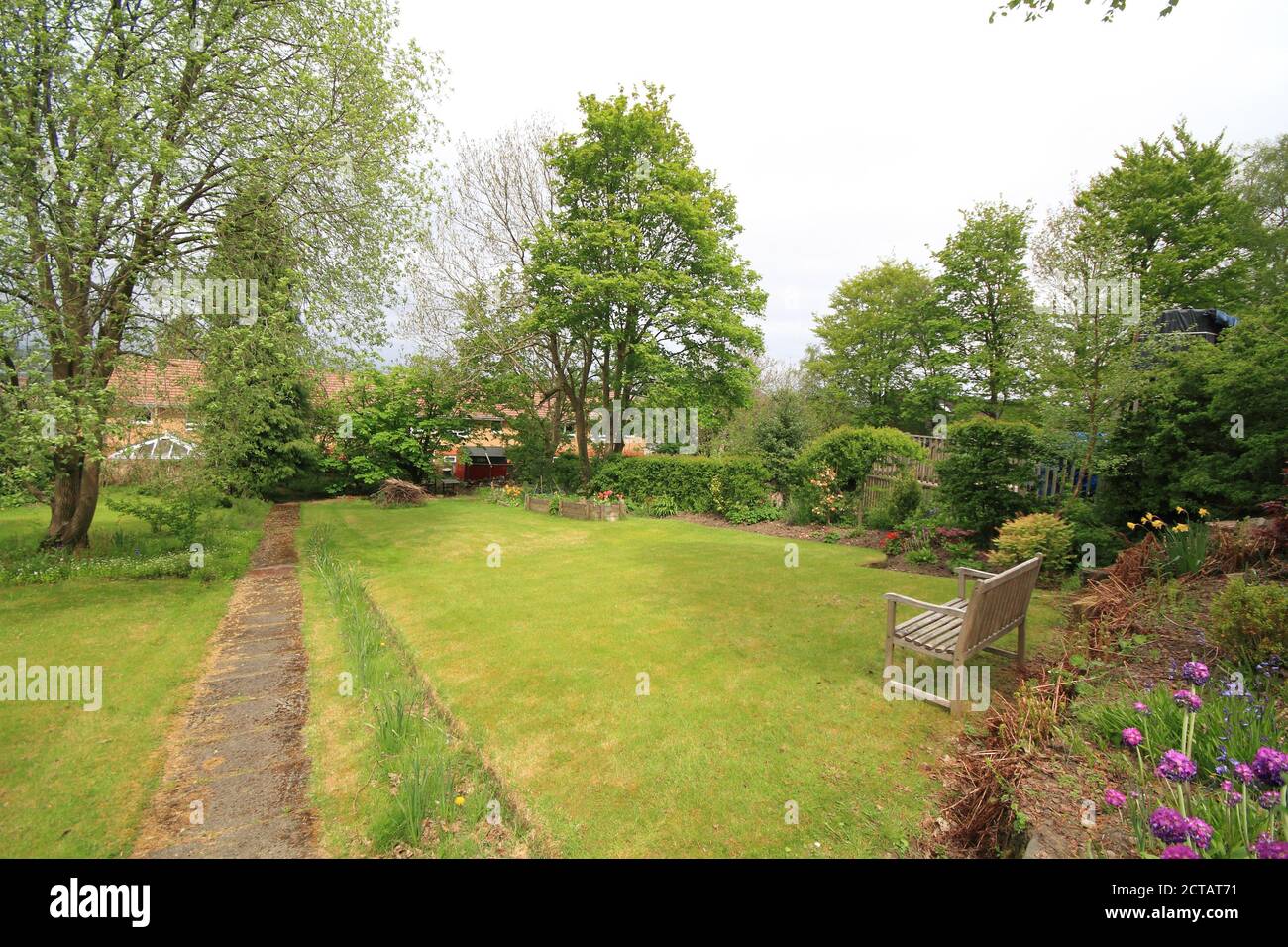 Well landscaped lawn hi-res stock photography and images - Alamy