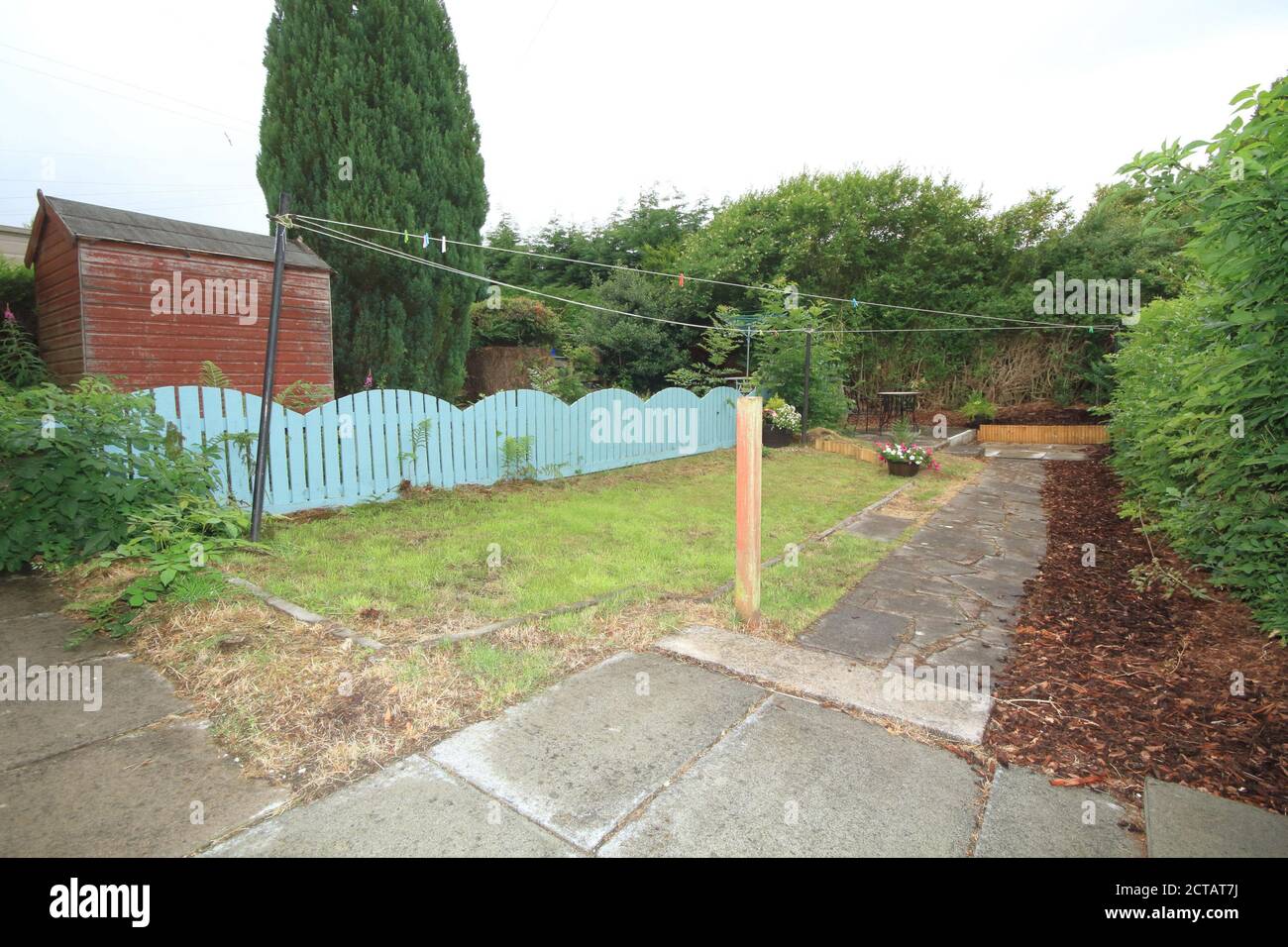 Garden british fence grass back hi-res stock photography and images - Alamy