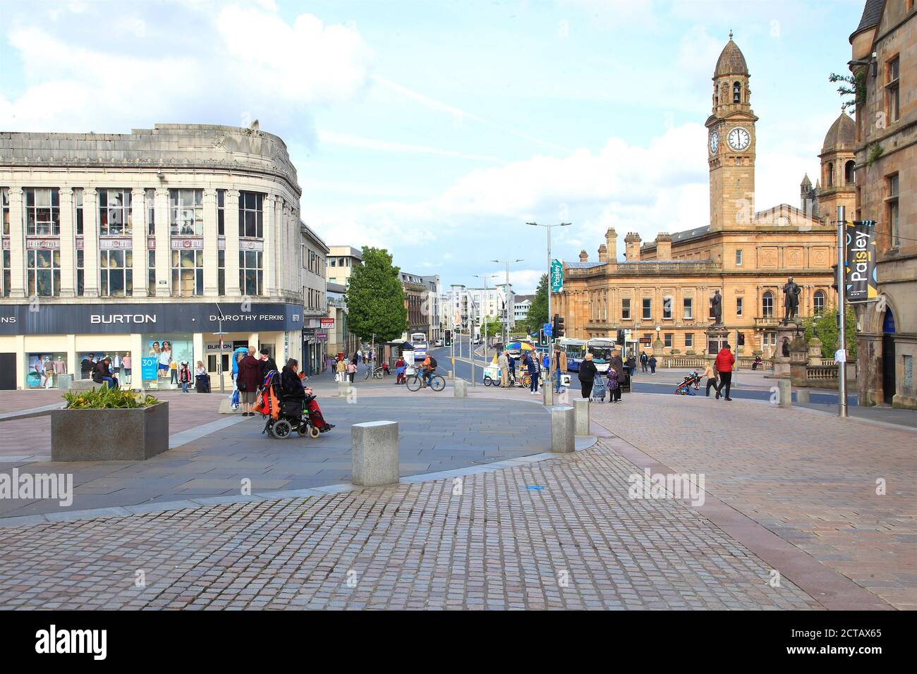 Paisley town centre shoppers hi-res stock photography and images - Alamy