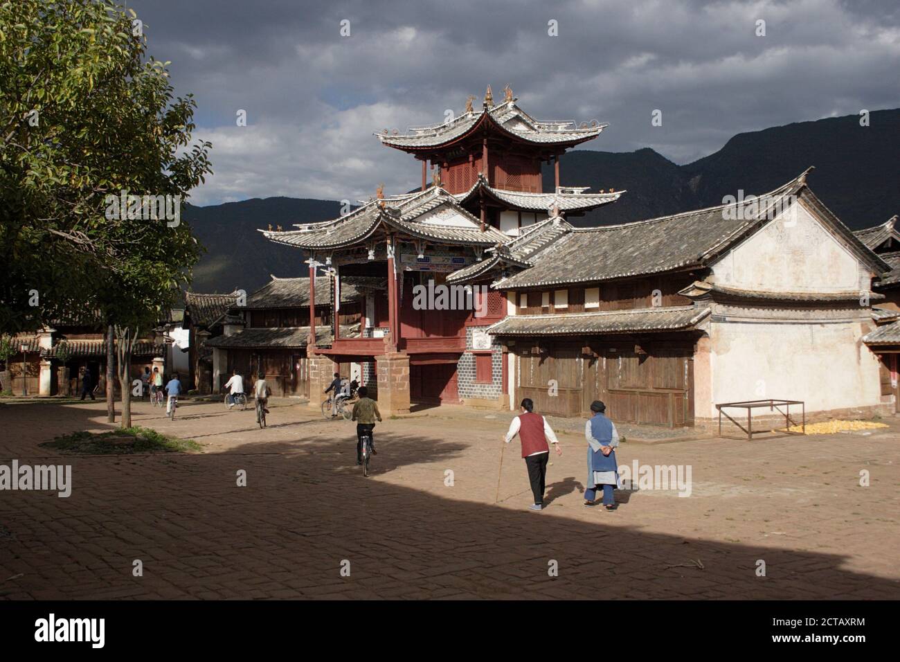 Main Square and Theatre, Shaxi Old Town, Jianchuan County, Yunnan ...